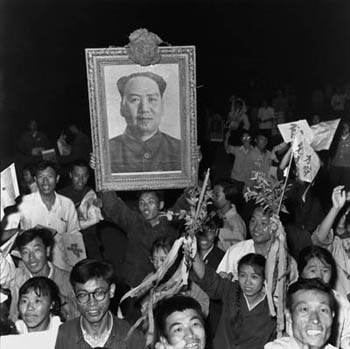foto8 Reviews: Red-Colour News Soldier by Li Zhensheng