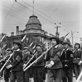 foto8 Reviews: Red-Colour News Soldier by Li Zhensheng